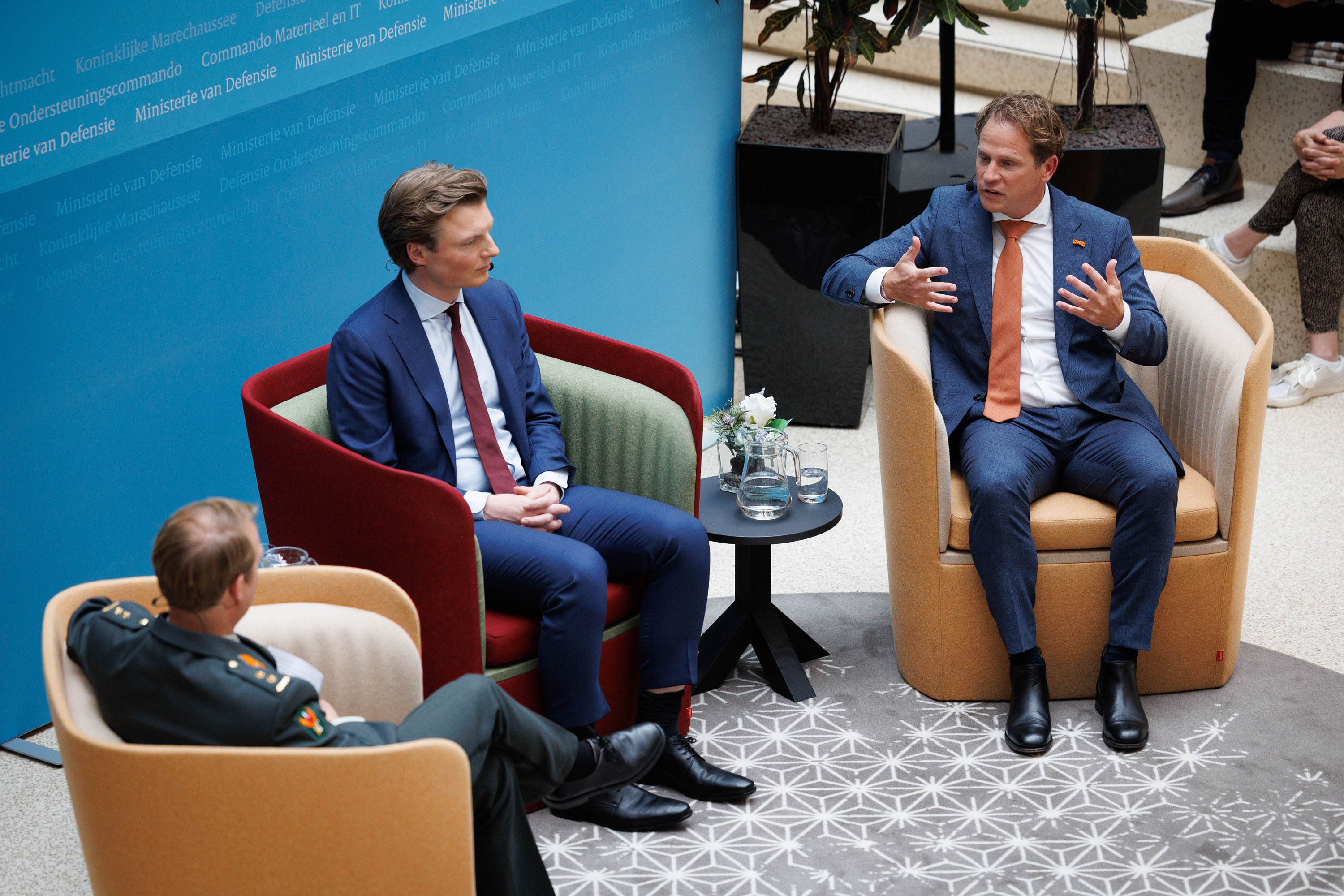 Nieuwe mindef en stas moeten ‘aan de bak’ | 01 | Defensiekrant