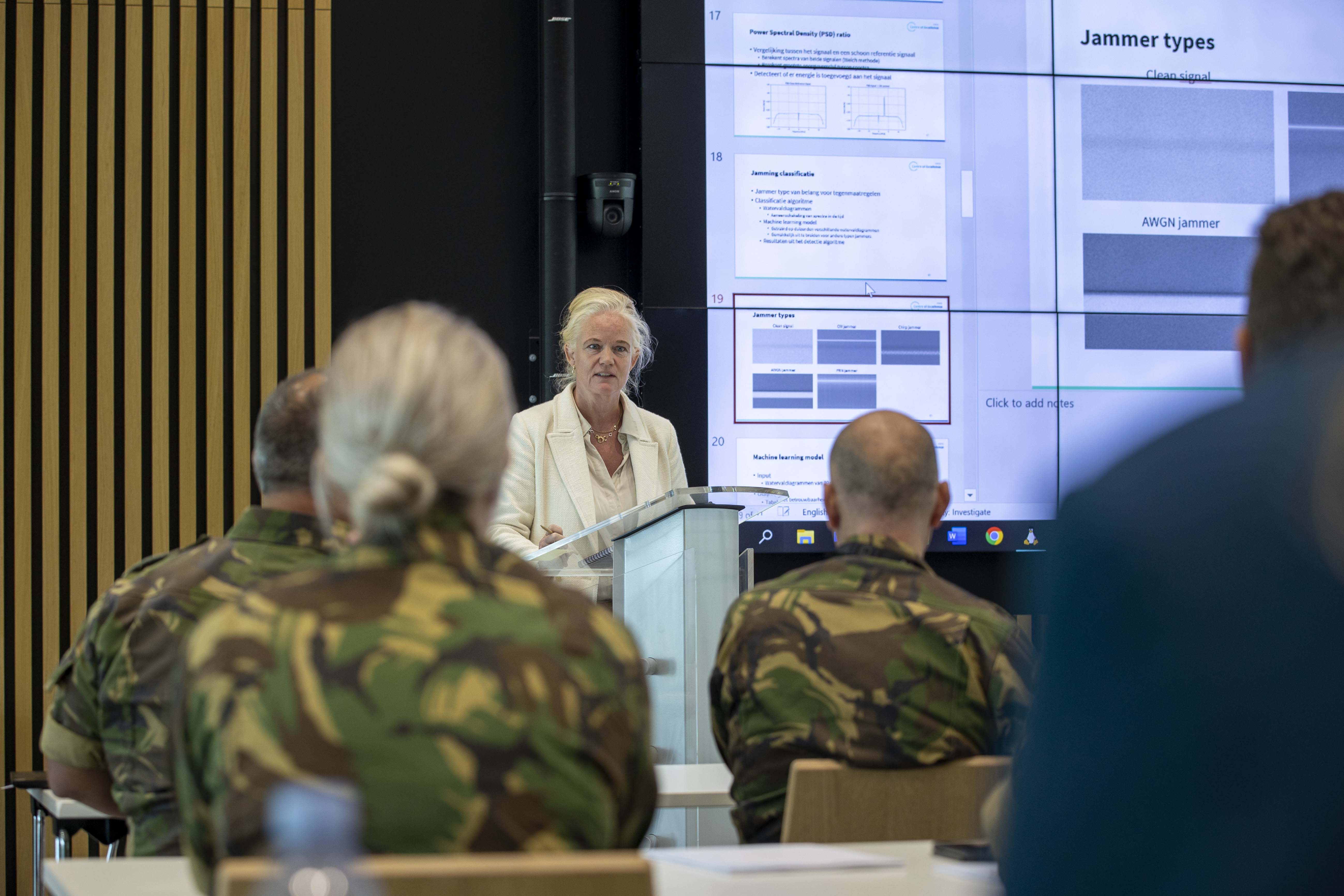 Rode bol laat kwaadwillende struikelen | 10 | Landmacht