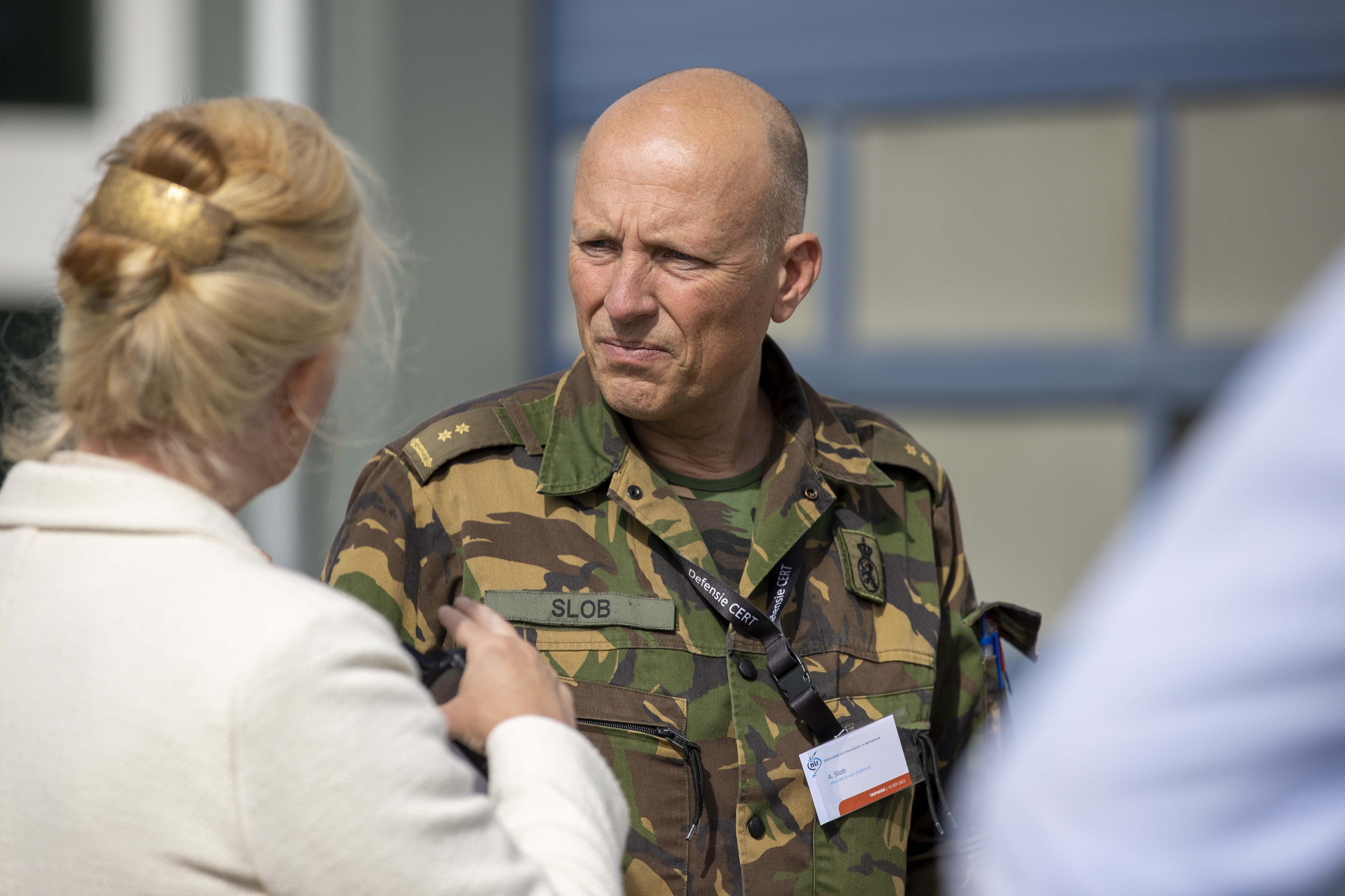Rode bol laat kwaadwillende struikelen | 10 | Landmacht